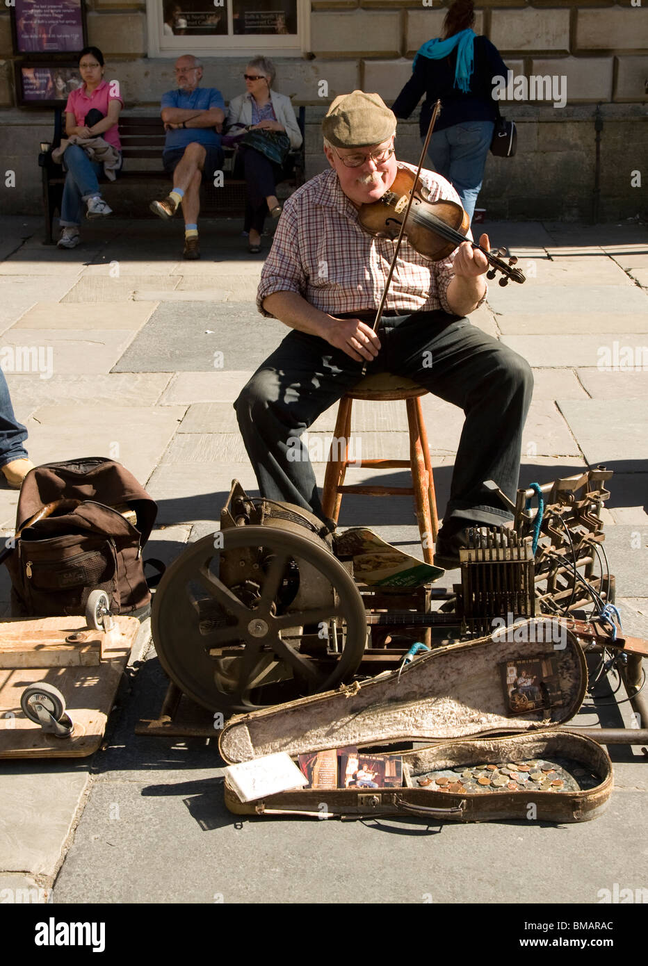 One man band and busker hi-res stock photography and images - Alamy