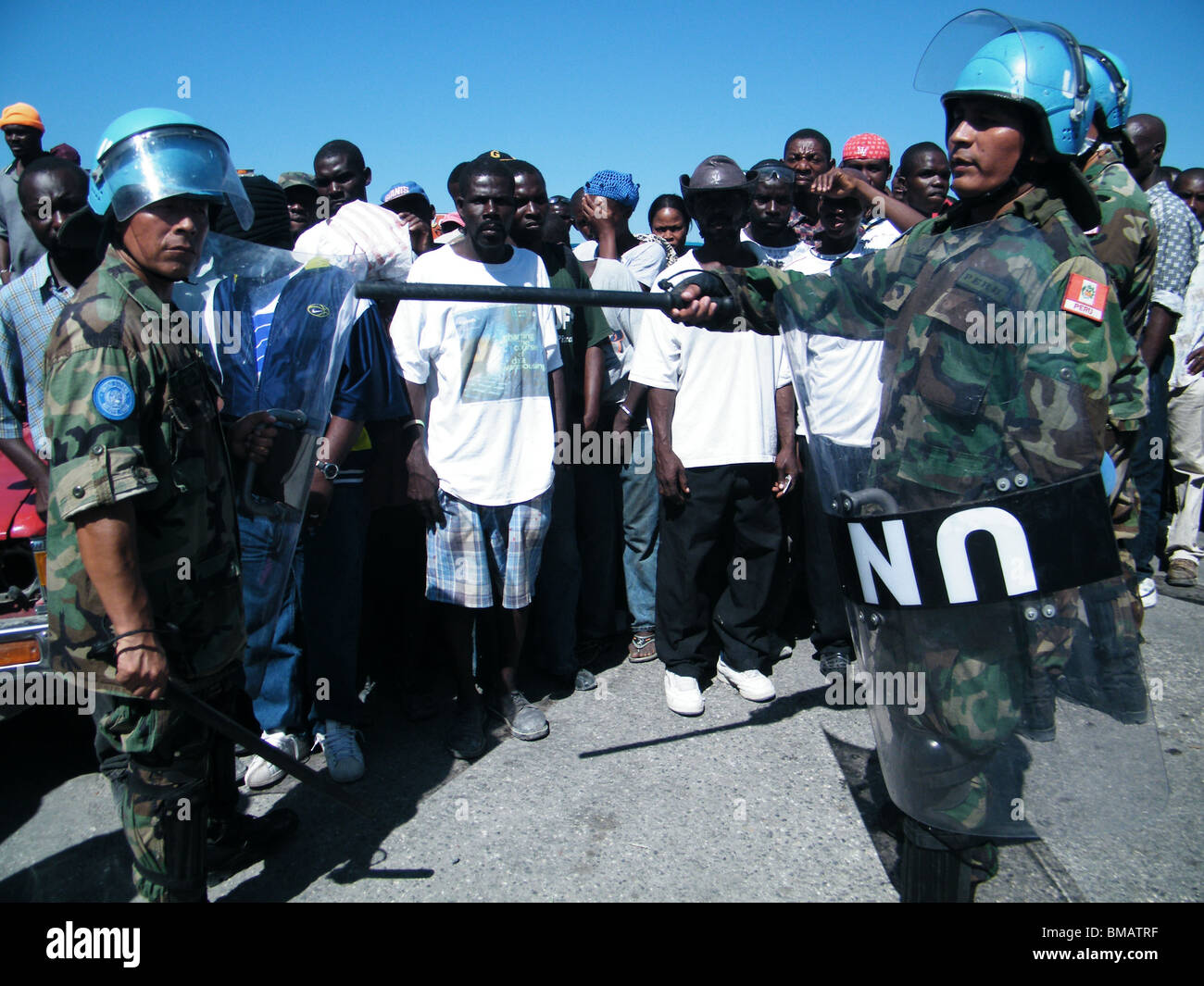 United Nations (MINUSTAH) officers control crowds waiting for aid in ...