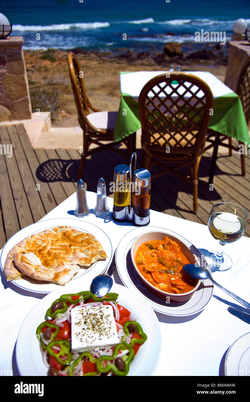LUNCH IN A GREEK TAVERNA BY THE SEA Stock Photo - Alamy