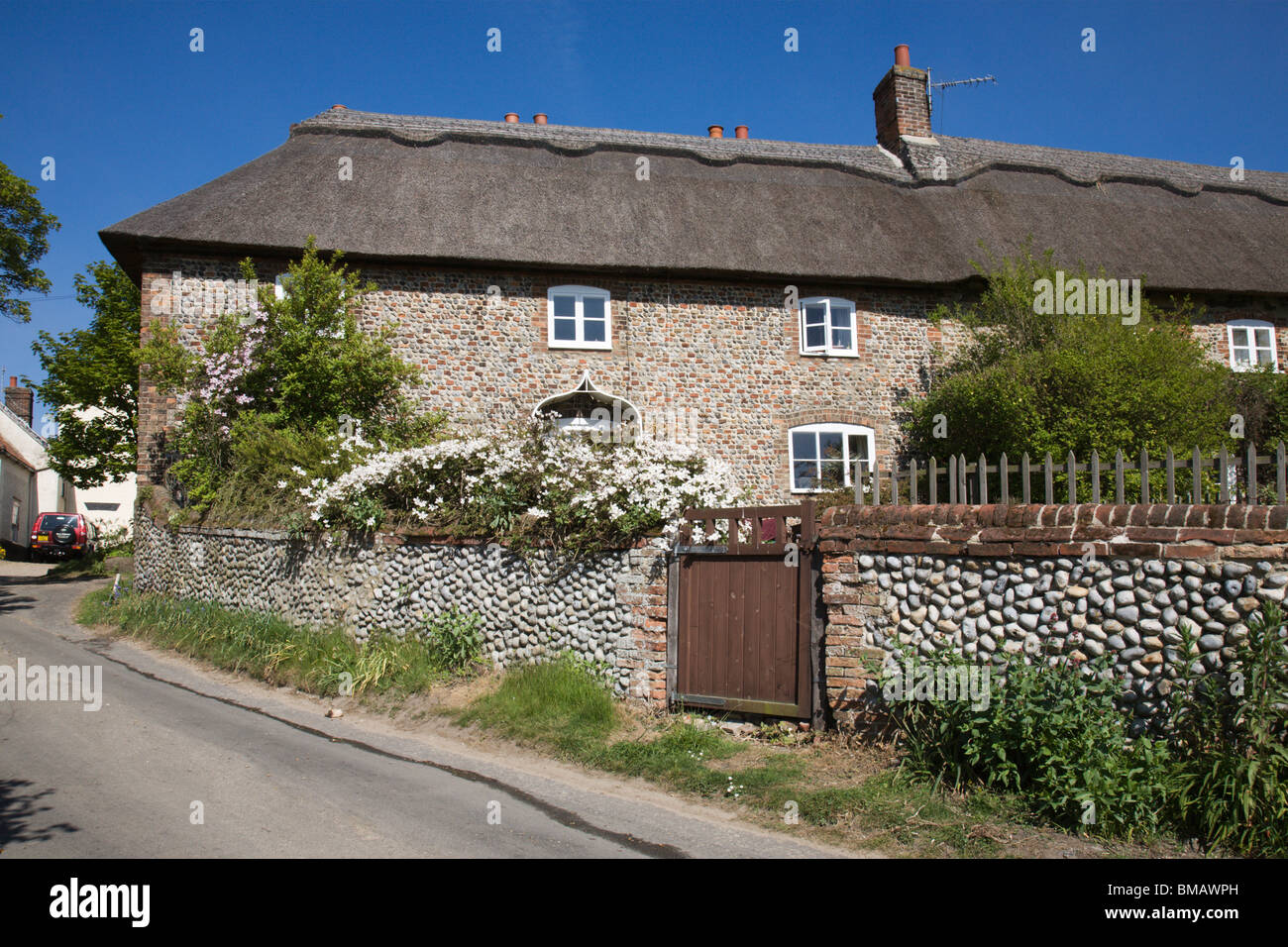 A pretty Norfolk cottage in Happisburgh, Norfolk, England Stock Photo ...