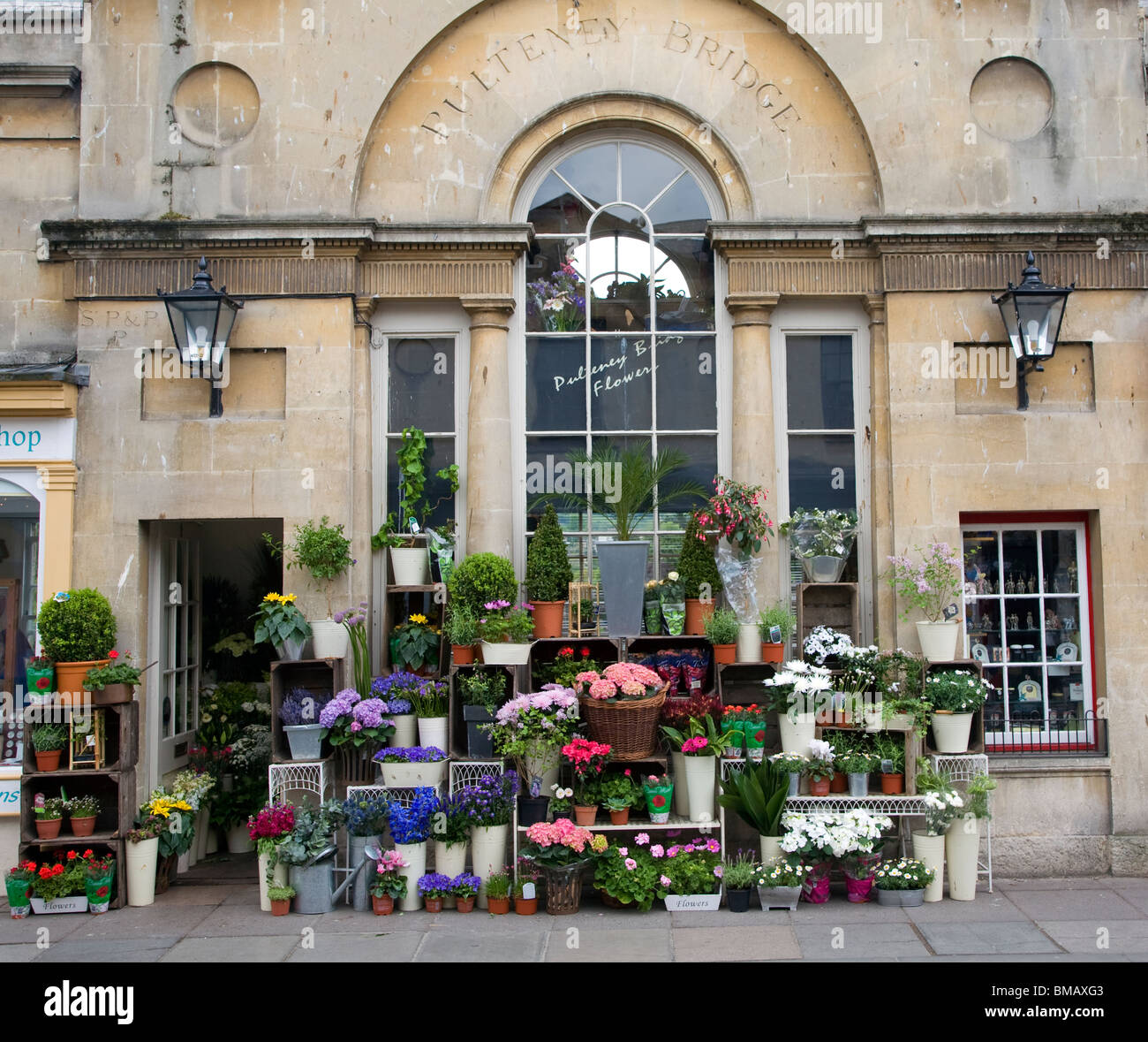 Flower shop Pulteney Bridge, Bath Stock Photo - Alamy