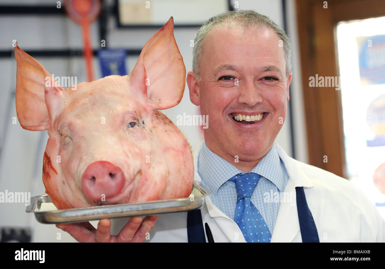 Butcher Paul williams with a pigs head Stock Photo - Alamy