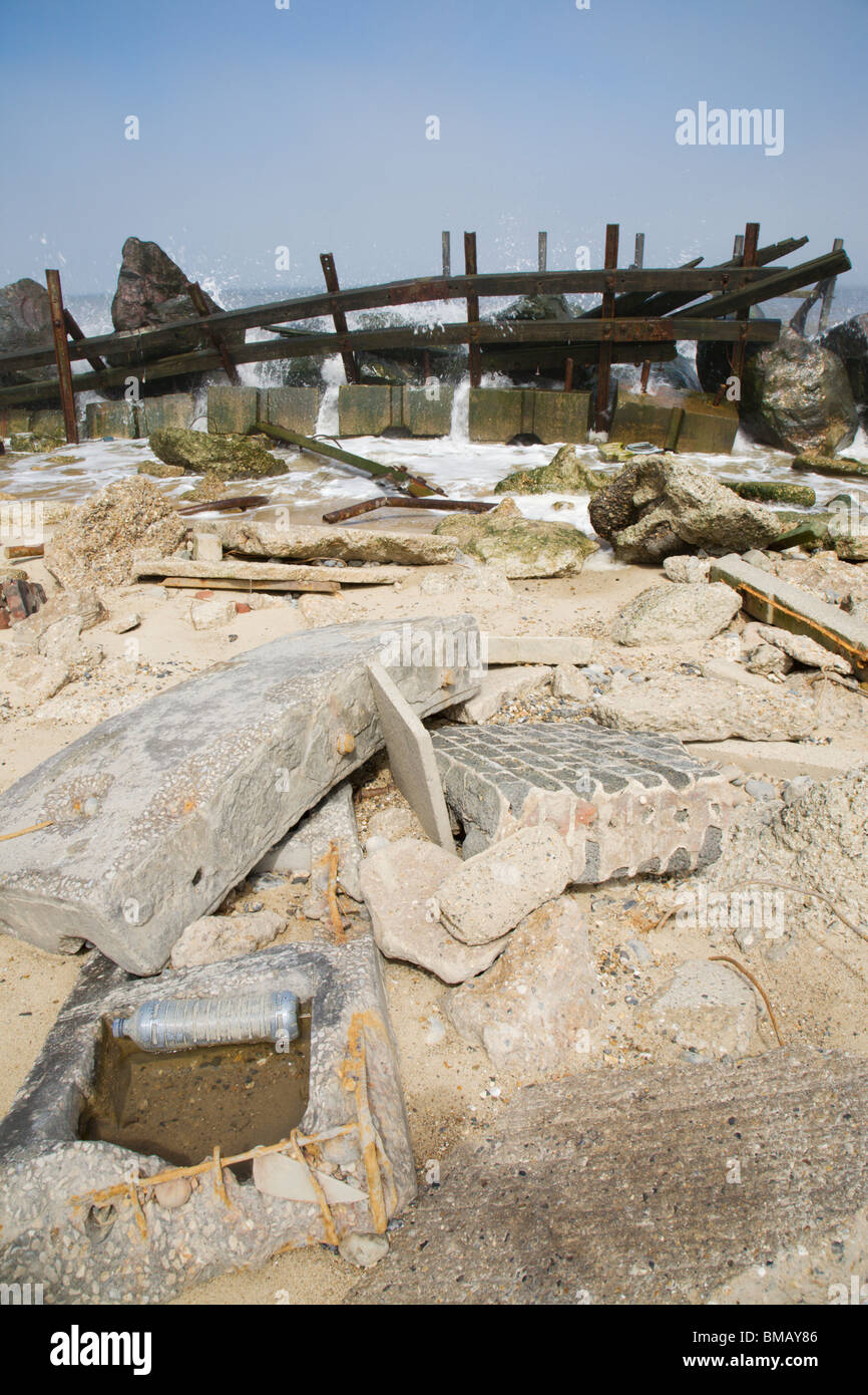 Building ruins and broken sea defenses at Happisburgh beach, Norfolk ...