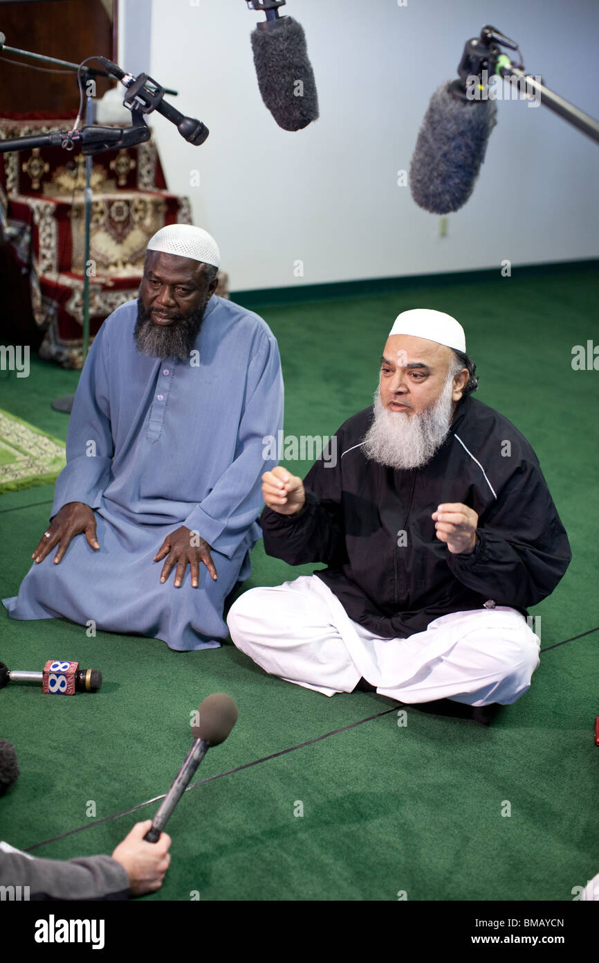 Gesture explain answer questions hi-res stock photography and images ...