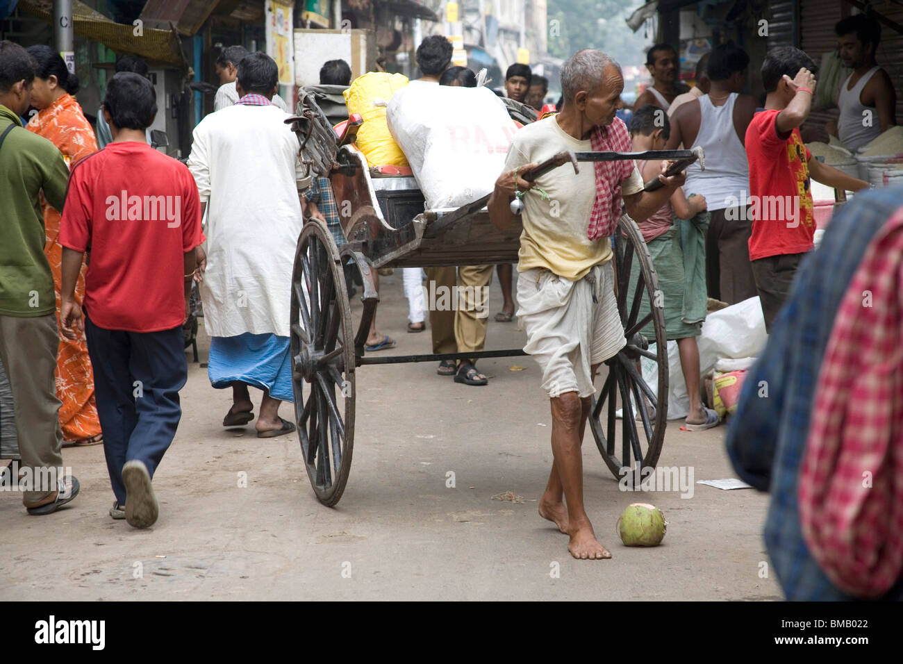 Hand pull rickshaw in kolkata hi-res stock photography and images - Alamy