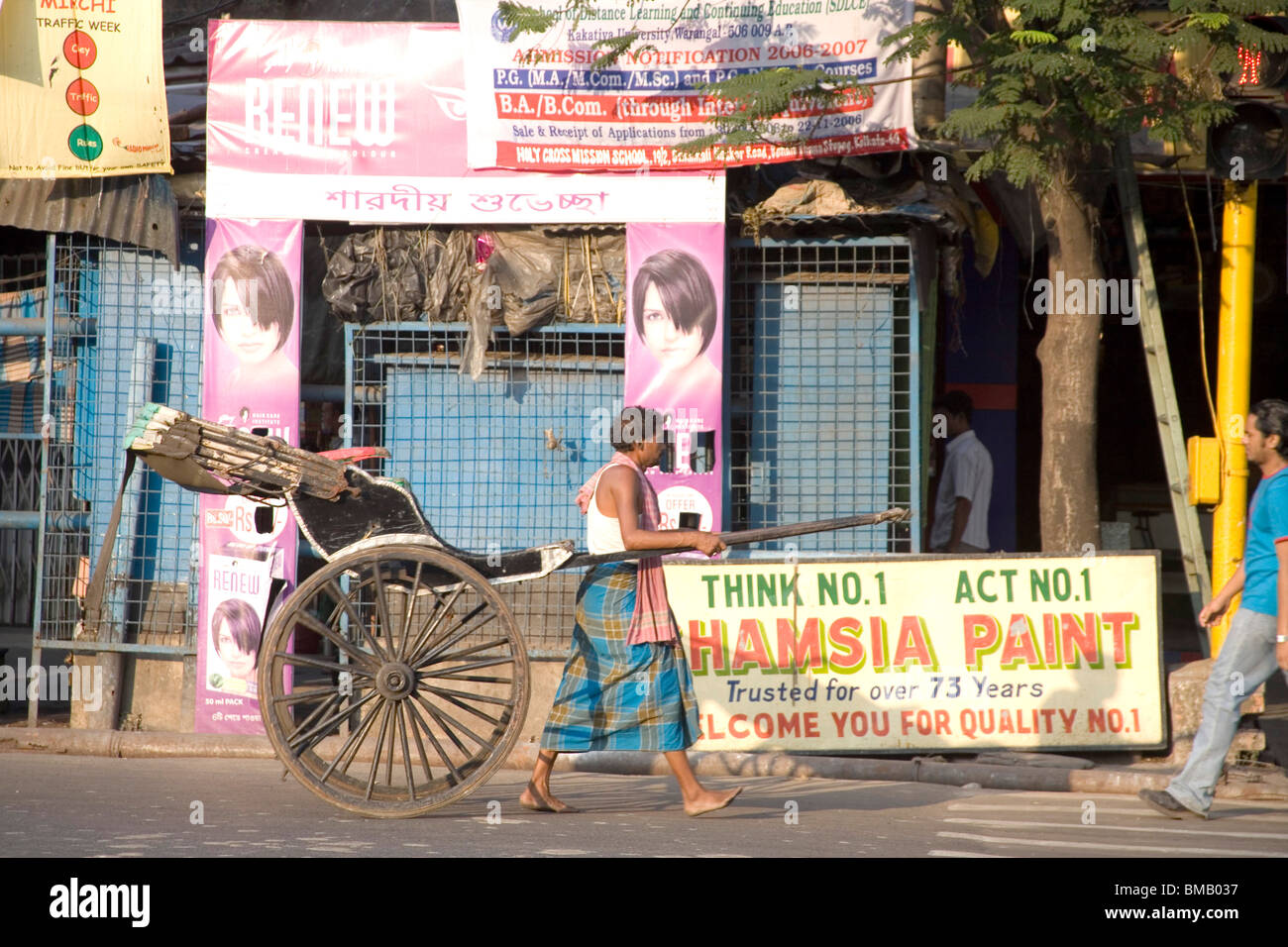 Kolkata hand pull rickshaw hi-res stock photography and images - Alamy
