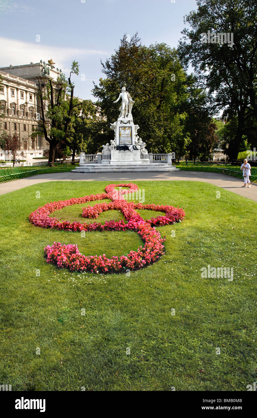 Treble clef flowers hi-res stock photography and images - Alamy