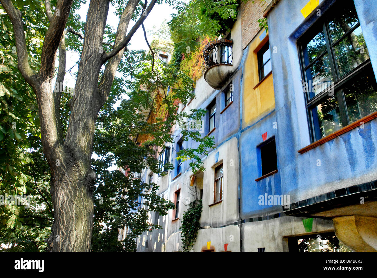 Vienna hundtvasserhouse, buildingblock in many colours Stock Photo - Alamy
