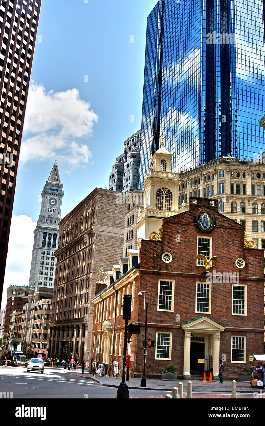 Modern brick colonial house hi-res stock photography and images - Alamy