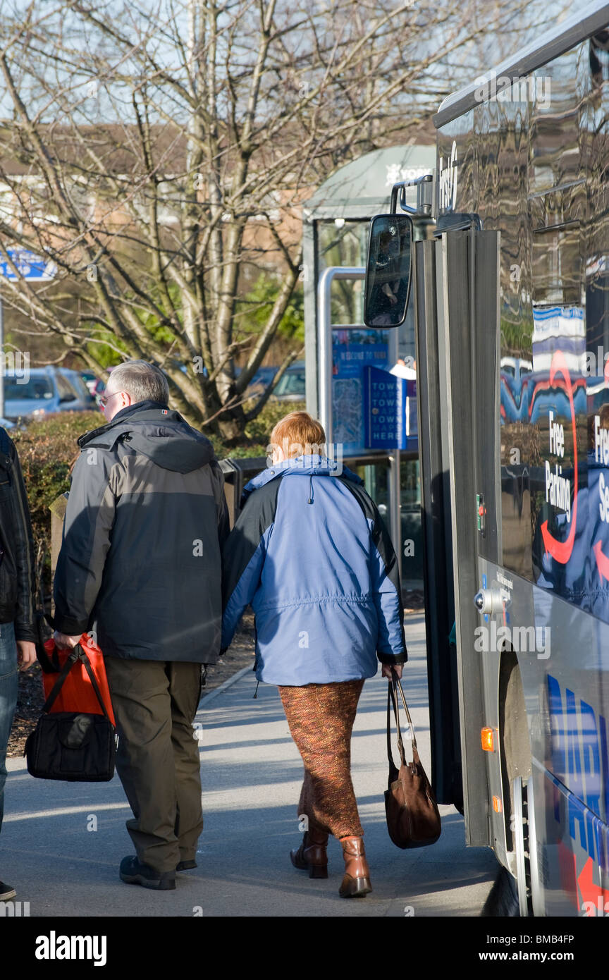 Passengers getting off a bus hi-res stock photography and images - Alamy