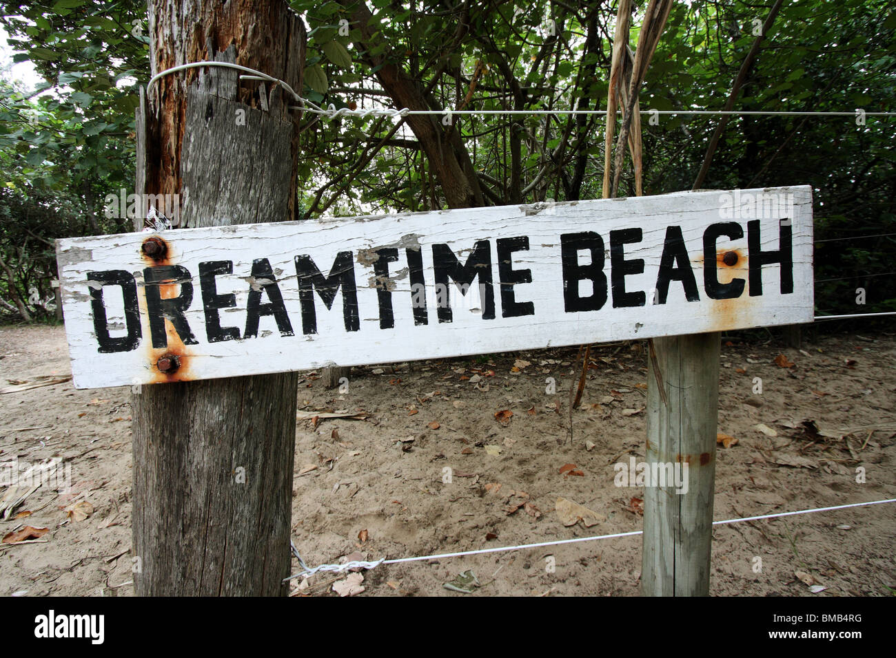 TIMBER SIGN TO DREAMTIME BEACH HORIZONTAL BD Stock Photo - Alamy
