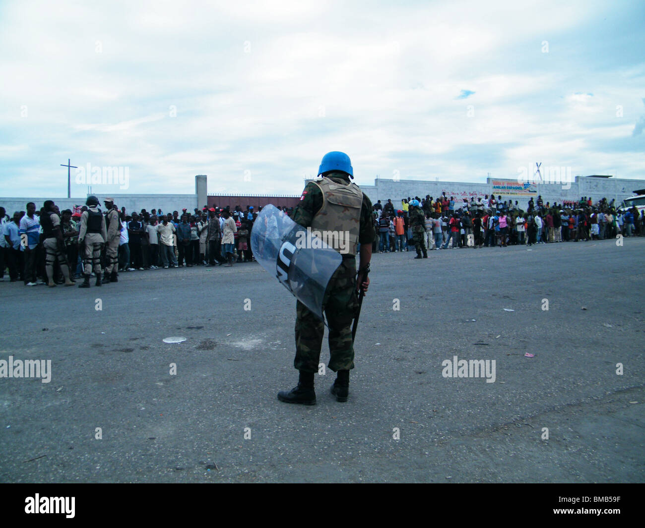 United nations soldier help hi-res stock photography and images - Alamy