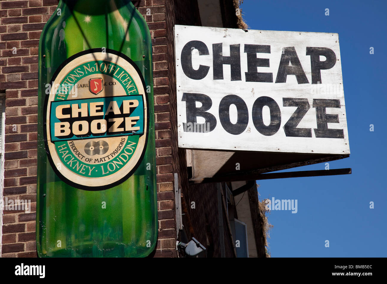 Sign for a shop selling Cheap Booze. Alcohol pricing and binge drinking ...