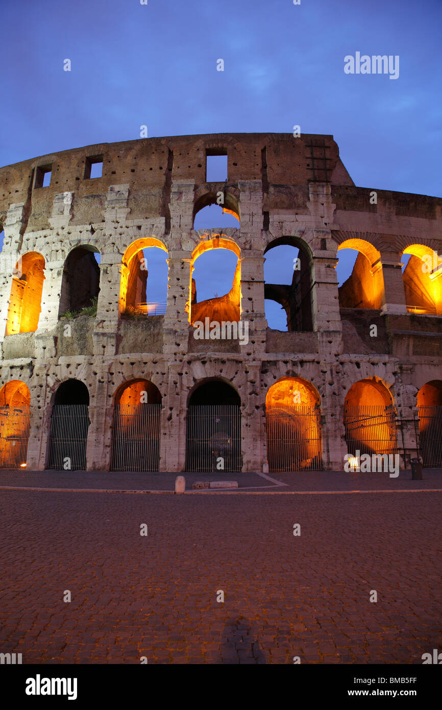 The exterior of the coliseum hi-res stock photography and images - Alamy