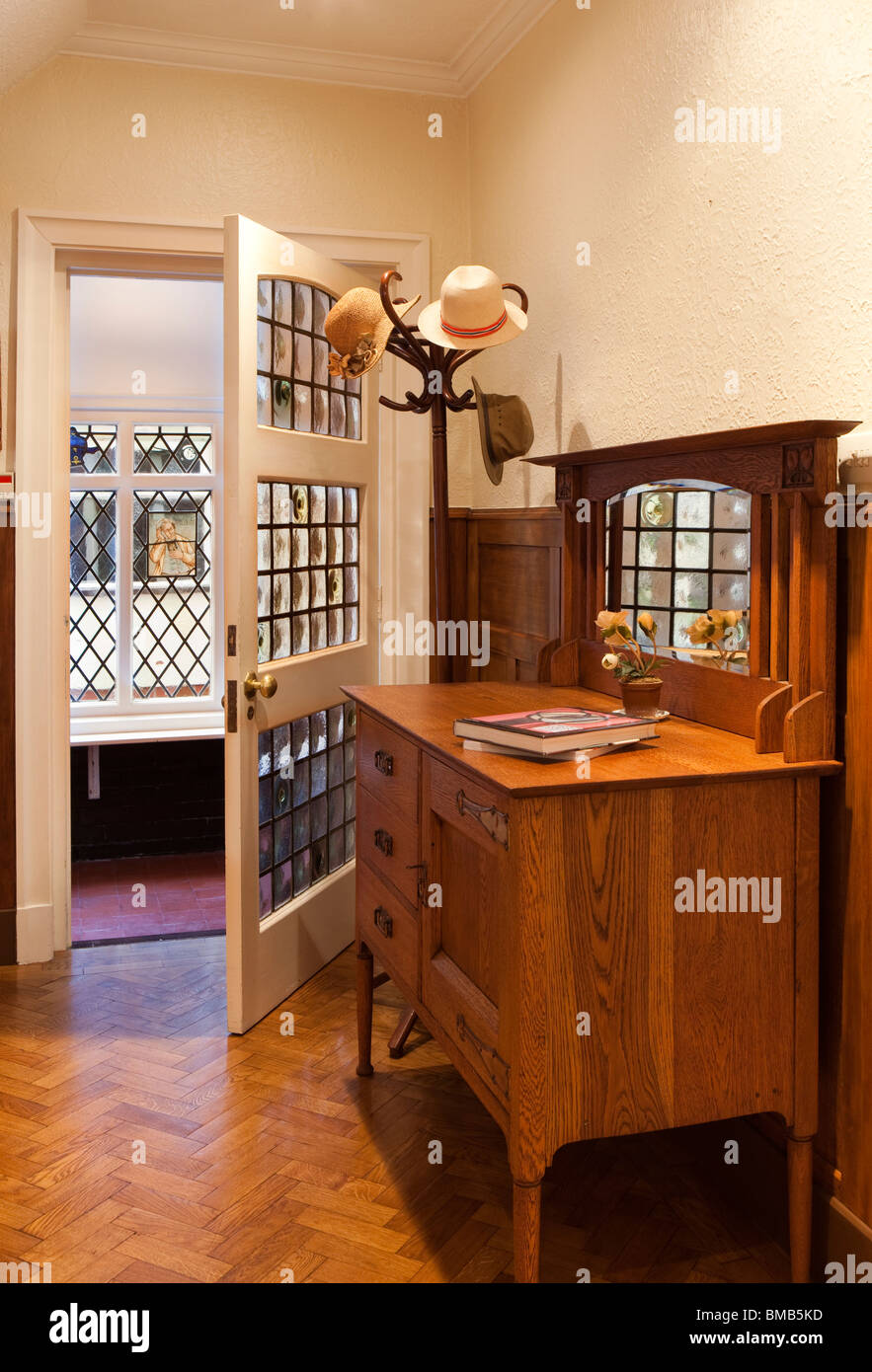 Houses Edwardian arts and crafts house, entrance hall Stock Photo - Alamy