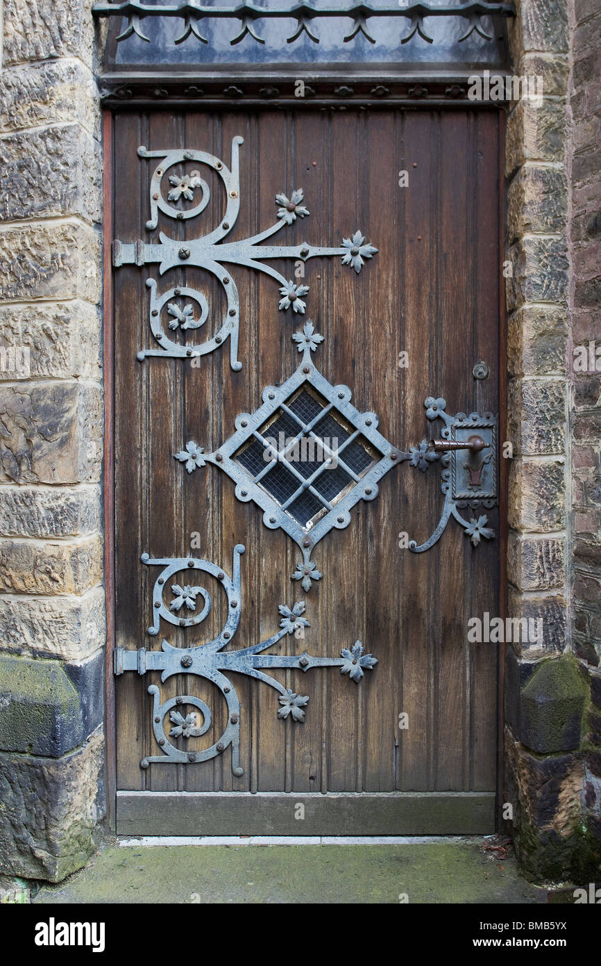 Medieval wooden door metal hi-res stock photography and images - Alamy