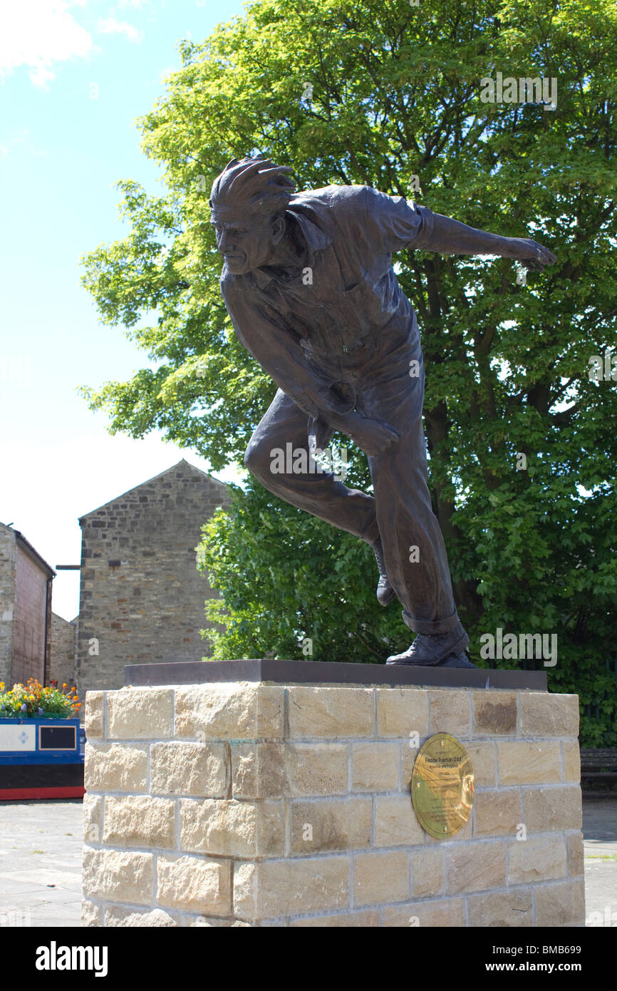 Statue of Fred Trueman, Skipton, Yorkshire Stock Photo - Alamy