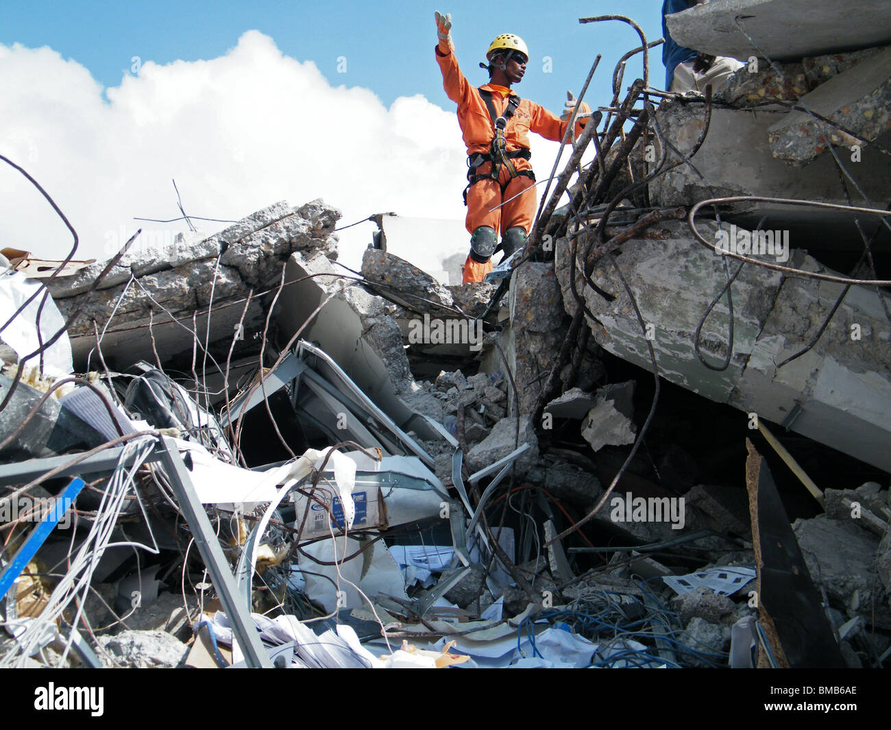 Haiti earthquake rubble hi-res stock photography and images - Alamy