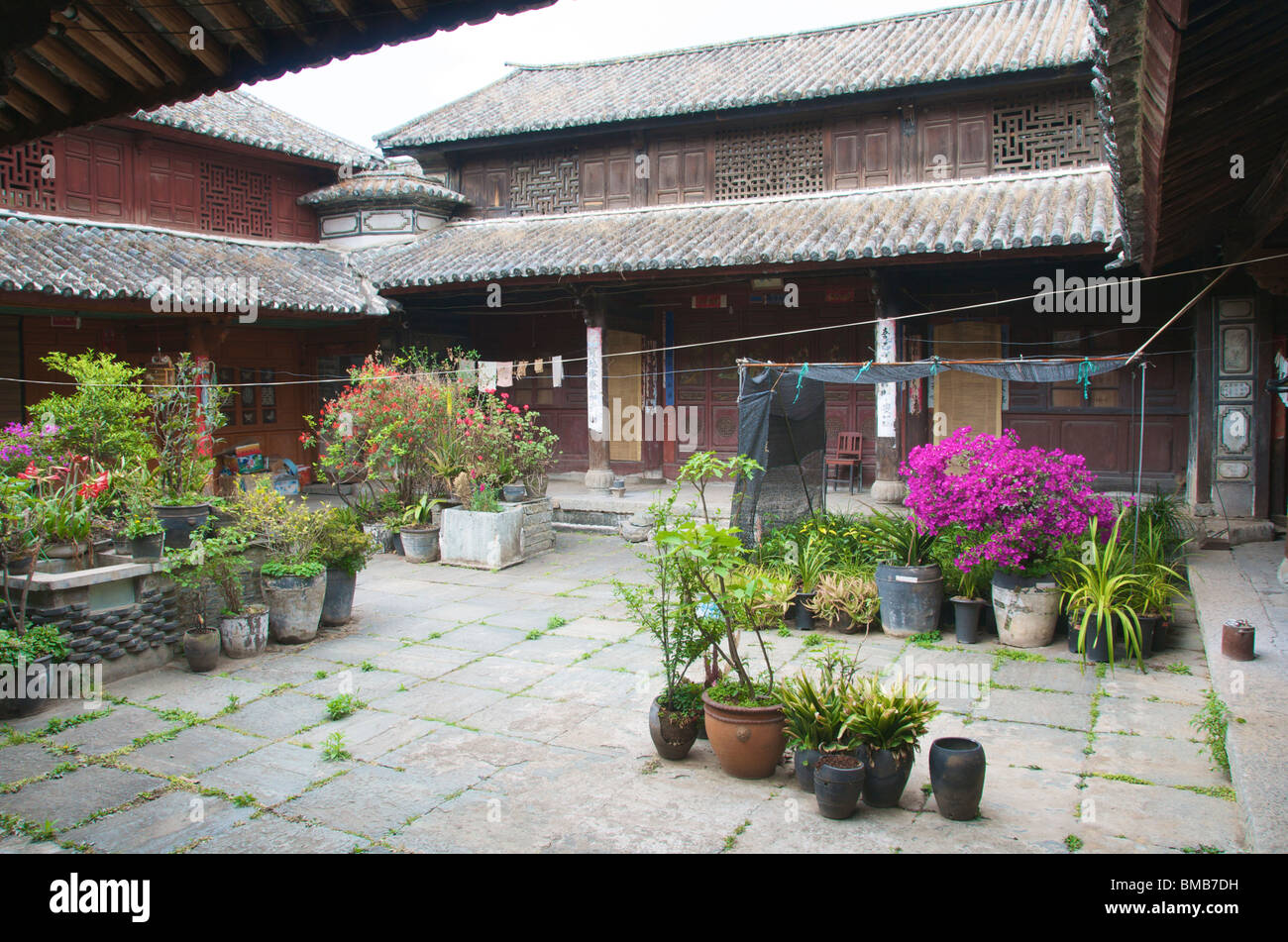 Traditional chinese courtyard house hi-res stock photography and images ...