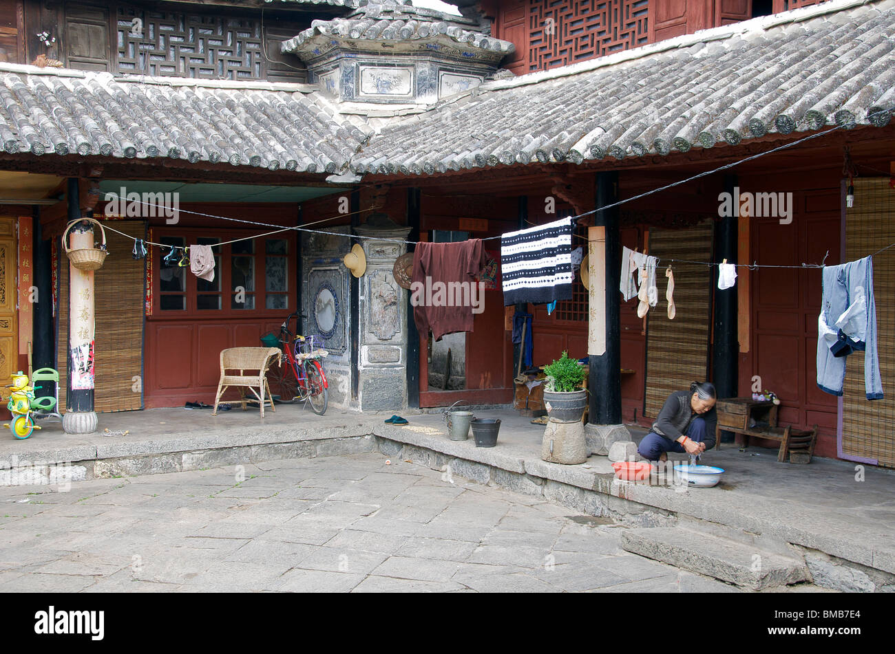 Traditional chinese courtyard house hi-res stock photography and images ...