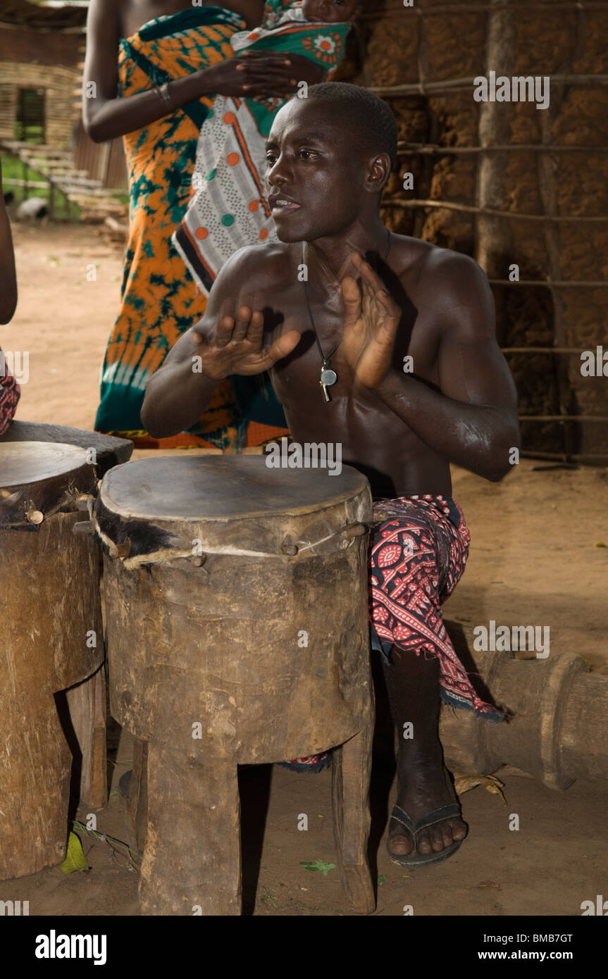 Giriama drumming, Watamu, Kenya Stock Photo - Alamy