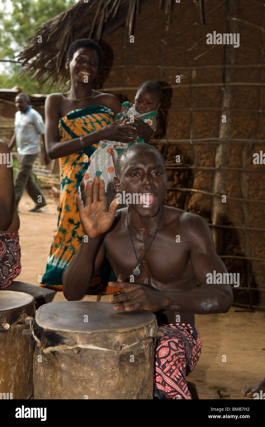 Giriama drumming, Watamu, Kenya Stock Photo - Alamy