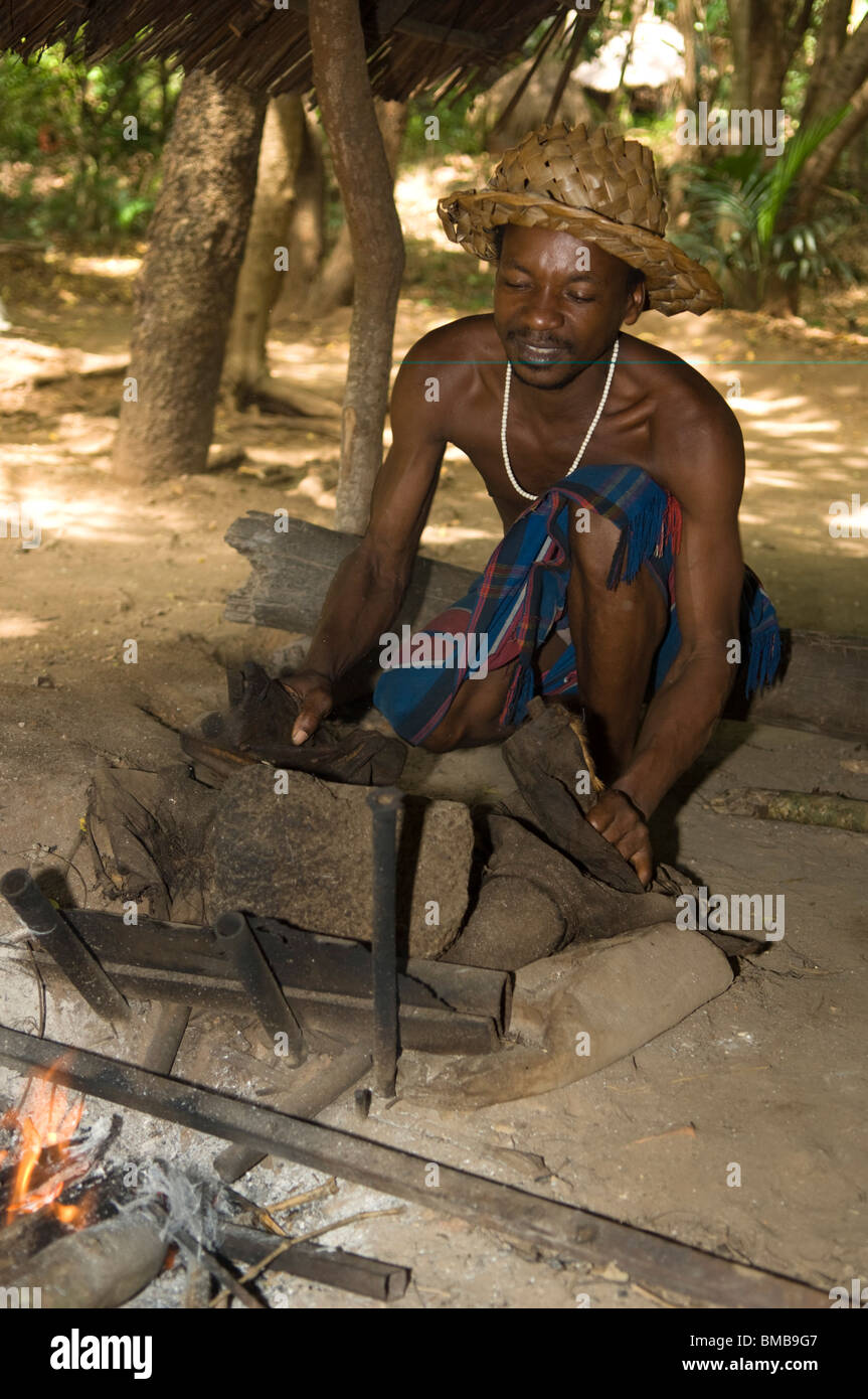 Mijikenda blacksmith, Ngomongo village, Kenya Stock Photo - Alamy