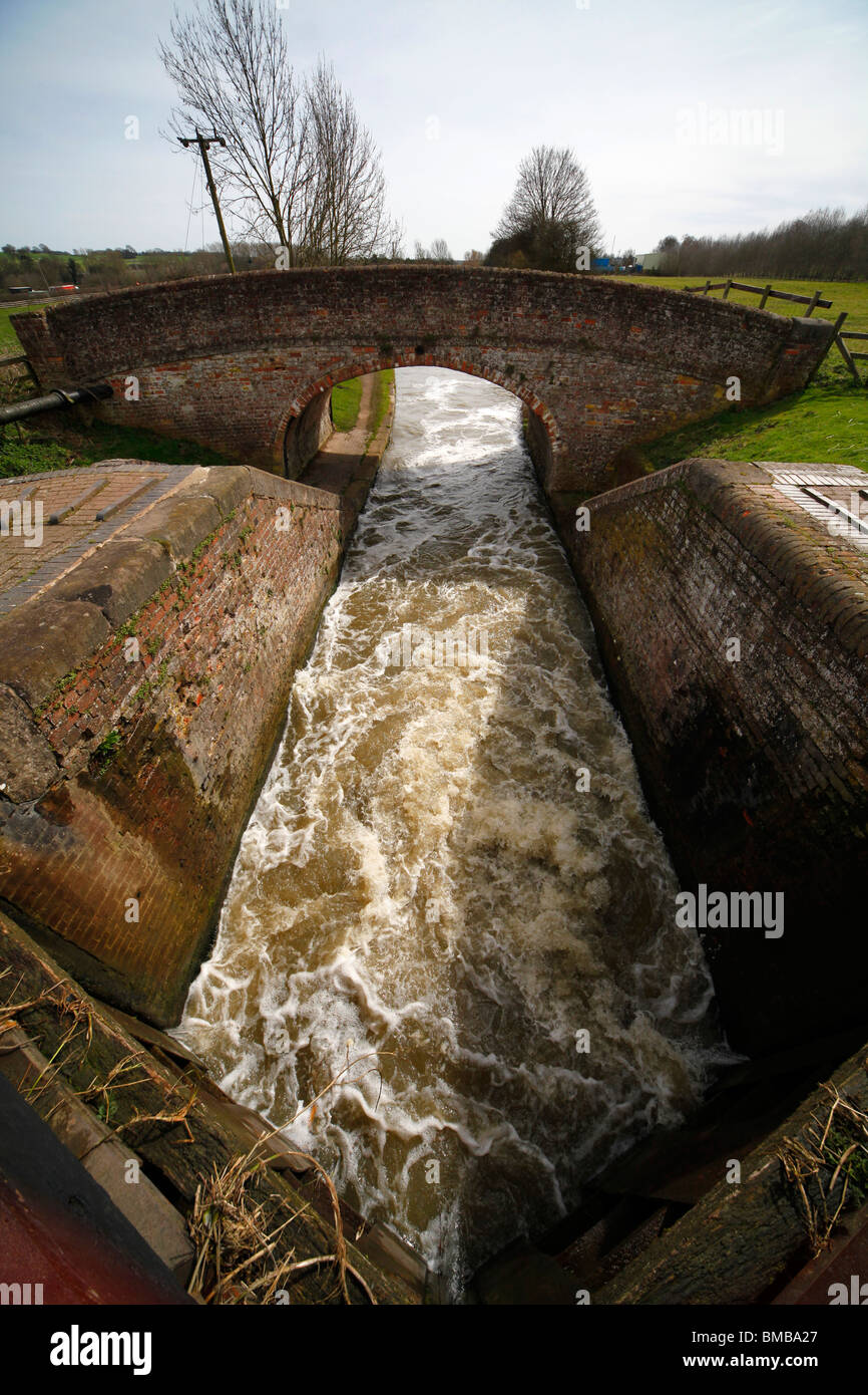 LOCK BRIDGE 14 GRAND UNION CANAL BUCKBY LOCK NORTHAMPTONSHIRE ENGLAND ...
