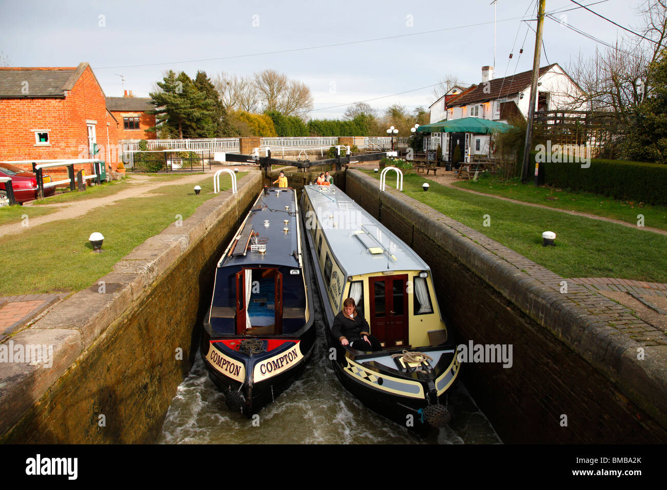 NARROW BOATS IN LOCK GRAND UNION CANAL BUCKBY LOCK NORTHAMPTONSHIRE ...