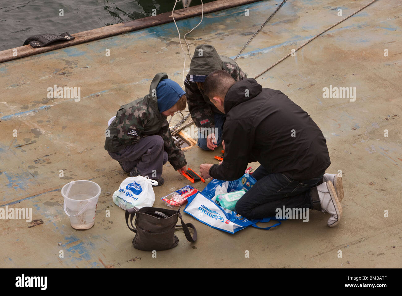 UK, England, Devon, Dartmouth, South Embankment, family crabbing from ...