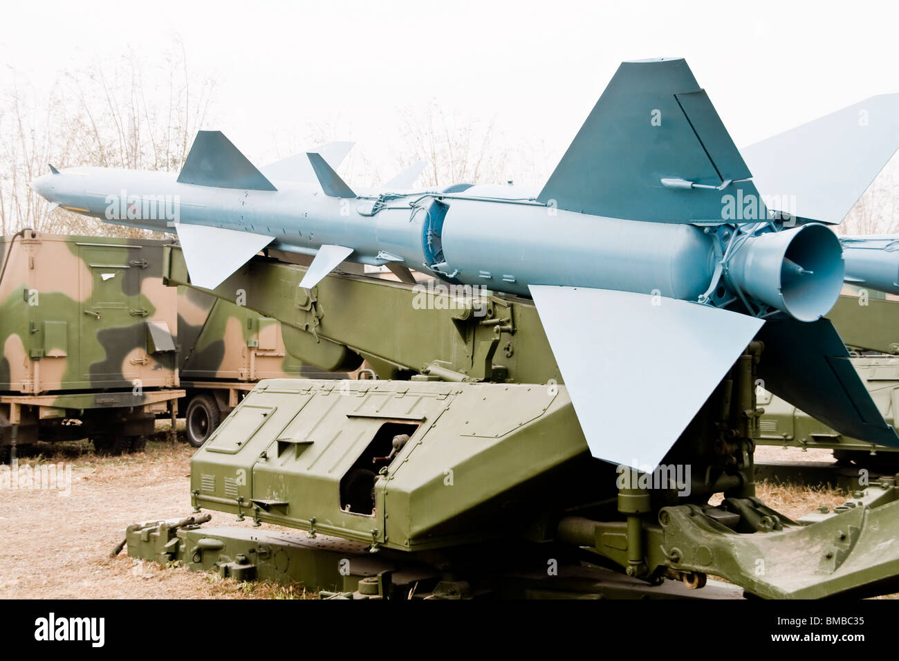 Medium range hi-res stock photography and images - Alamy