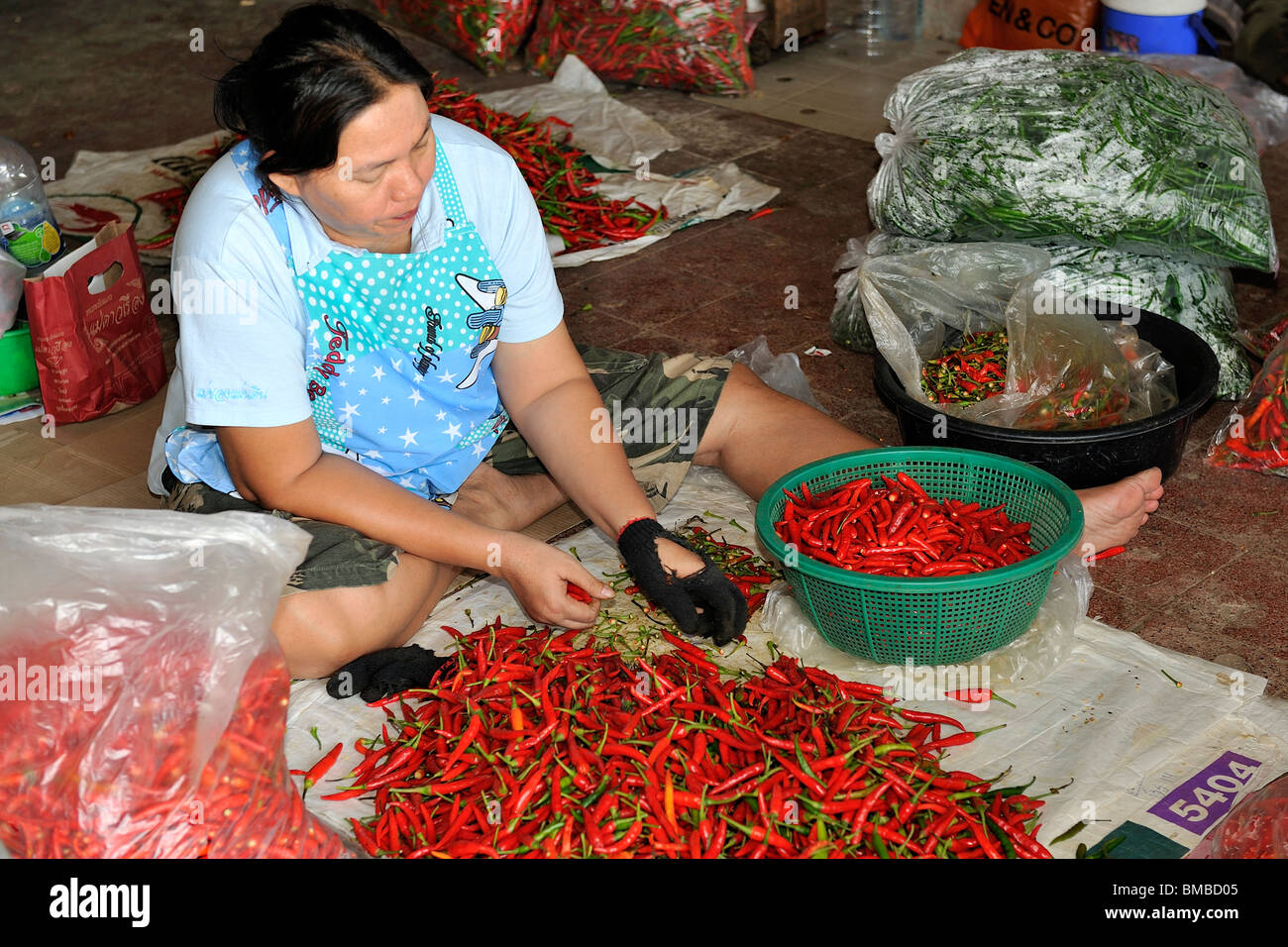 Woman sorting peppers bangkok hi-res stock photography and images - Alamy