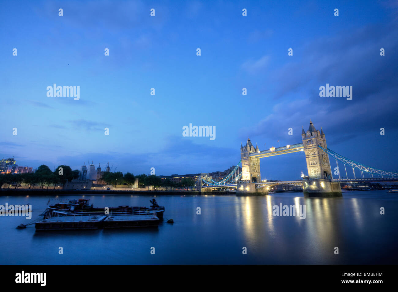 London shot at night time hi-res stock photography and images - Alamy