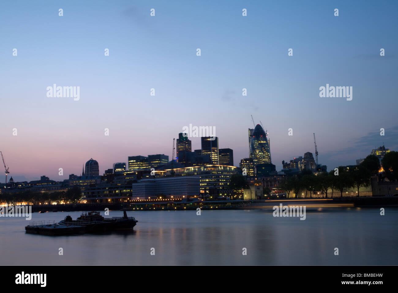 London embankment night hi-res stock photography and images - Alamy