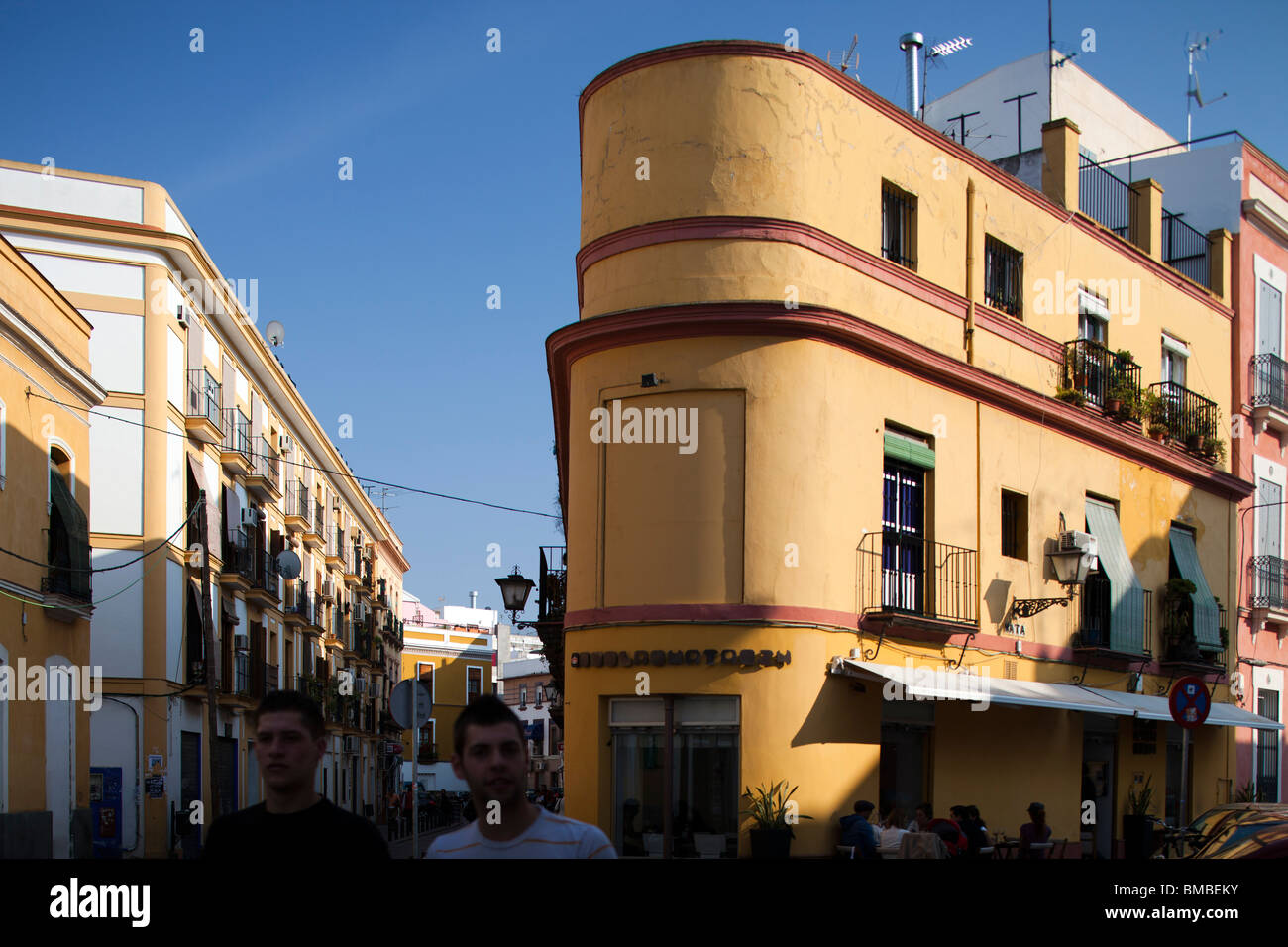 Rounded corner building hi-res stock photography and images - Alamy