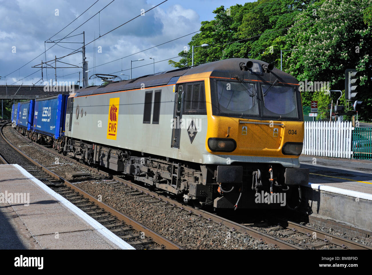 EWS Class 92 locomotive 92034 "Kipling" hauling Tesco freight ...