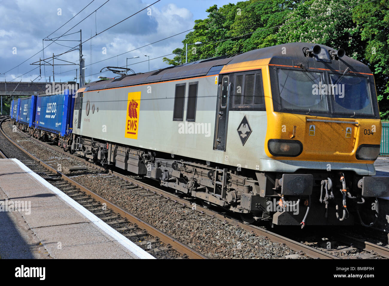 EWS Class 92 locomotive 92034 "Kipling" hauling Tesco freight ...