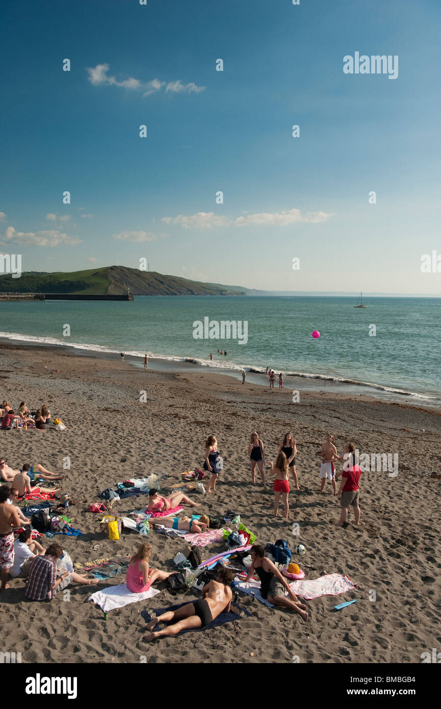 Students on a beach hi-res stock photography and images - Alamy