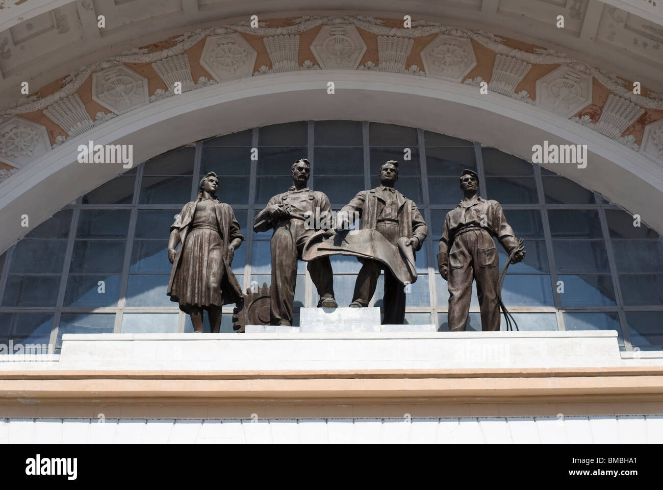 Statues architecture hi-res stock photography and images - Alamy