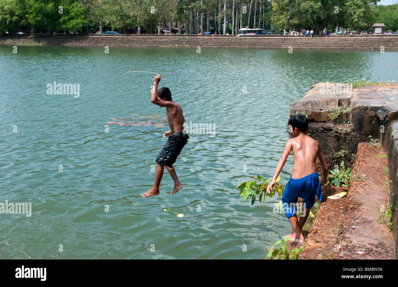 Teenagers jump into river hi-res stock photography and images - Alamy