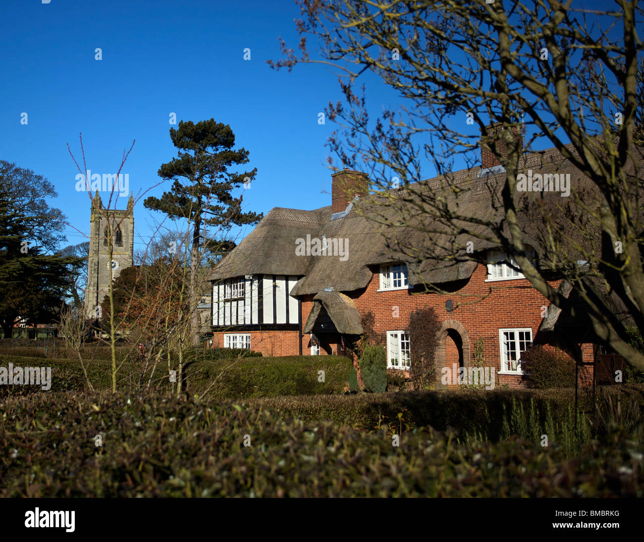 thatched terraced cottages Stock Photo - Alamy