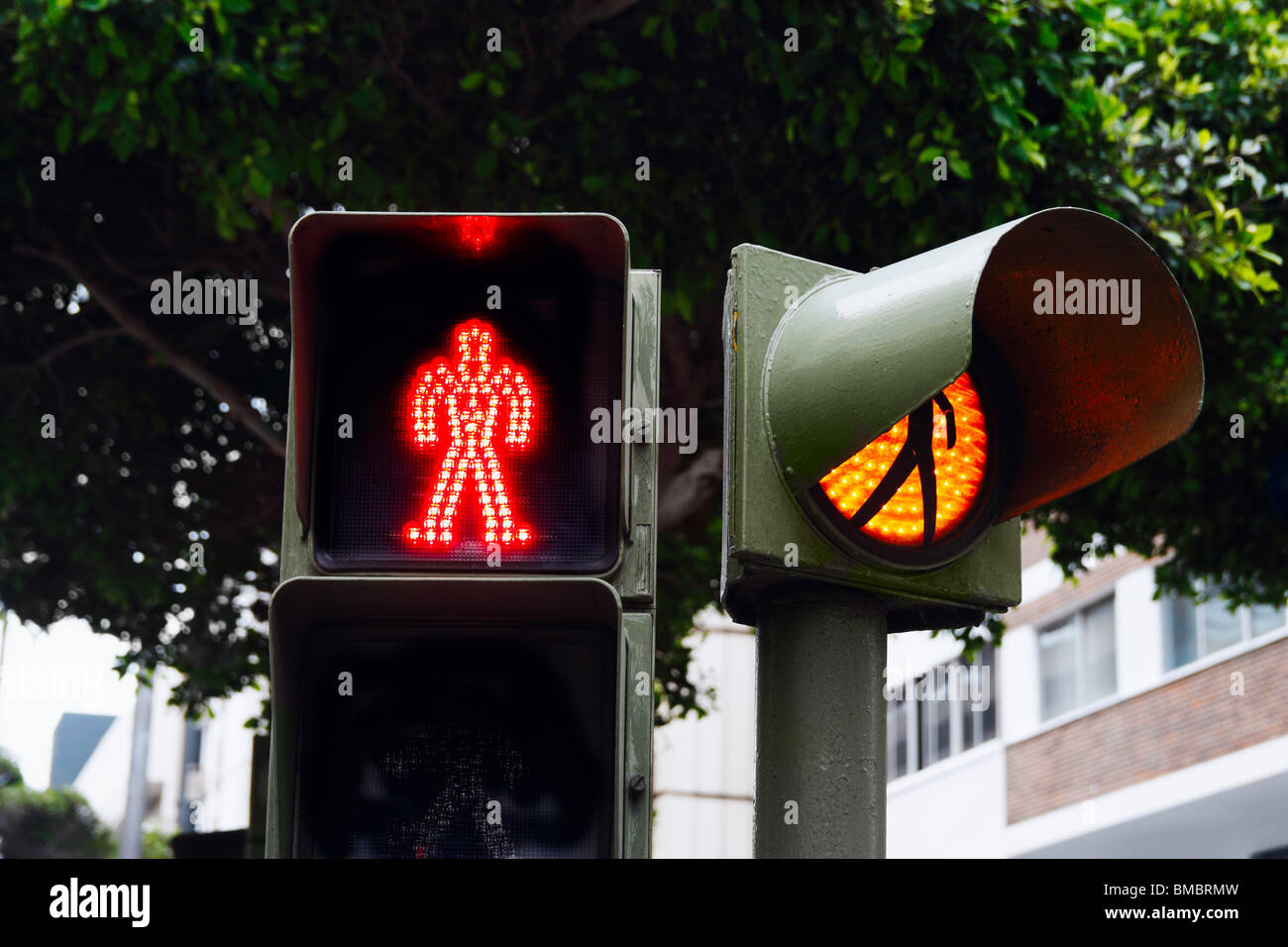 Green man crossing sign hi-res stock photography and images - Alamy