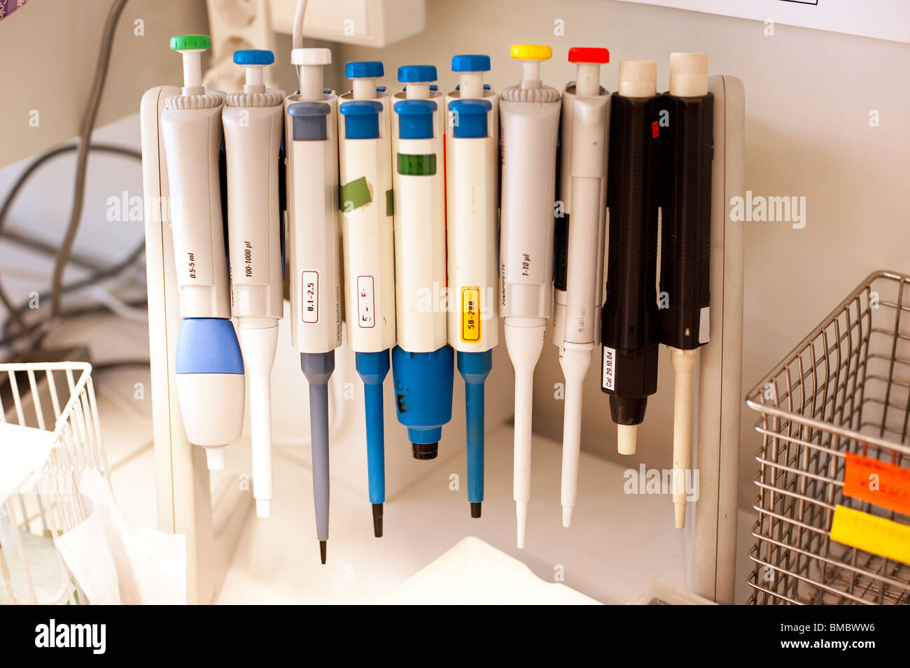 Micropipettes hi-res stock photography and images - Alamy