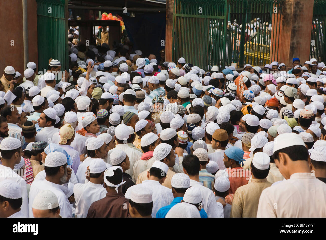 Crowd entering a mosque, Jama Masjid, Old Delhi, India Stock Photo - Alamy