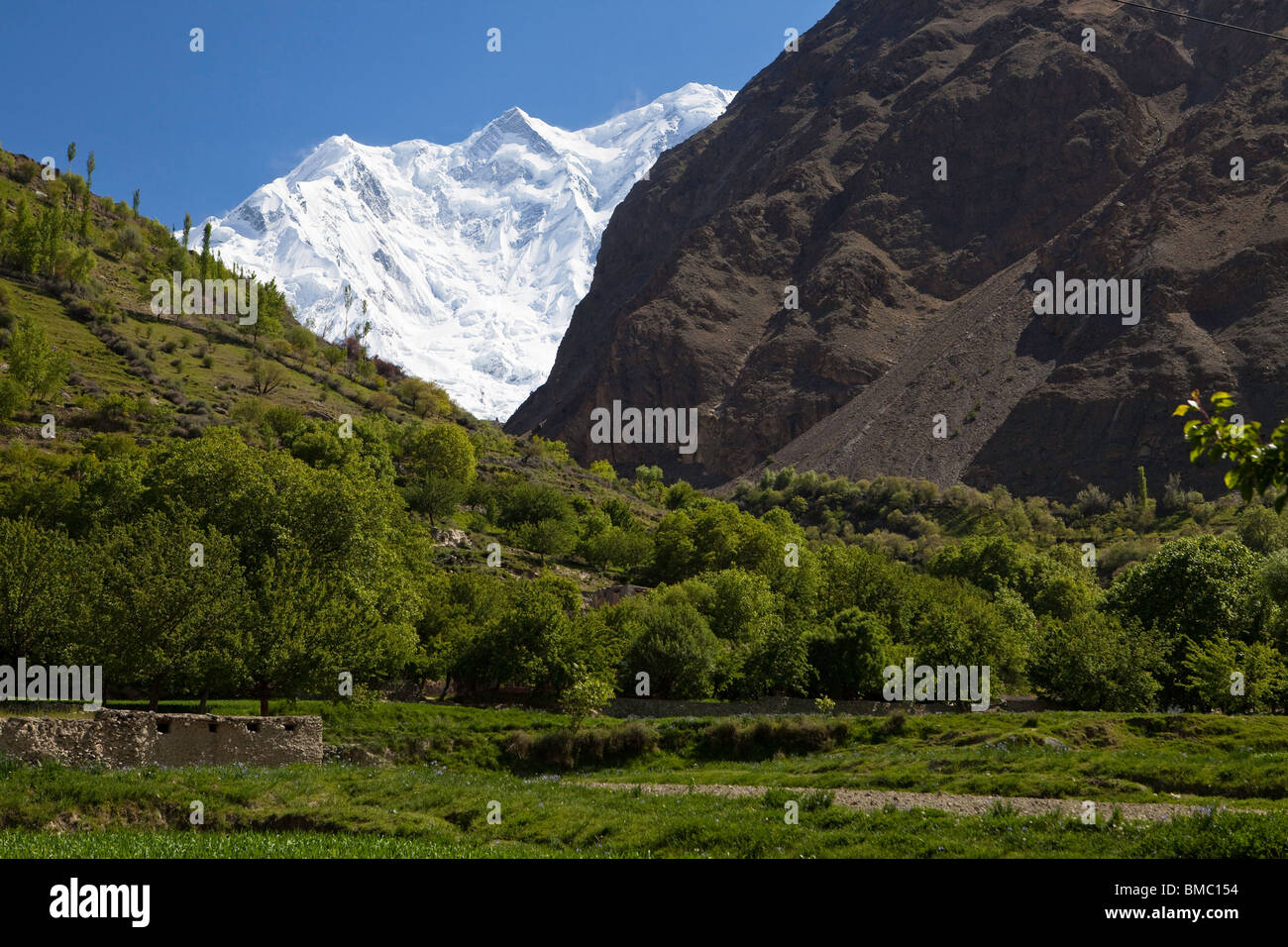 Karakoram range view from pakistan hi-res stock photography and images ...