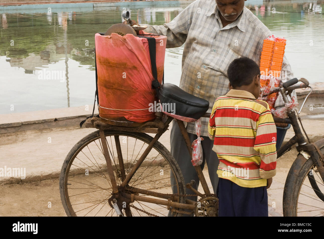 Man selling ice creams in a street, New Delhi, India Stock Photo - Alamy