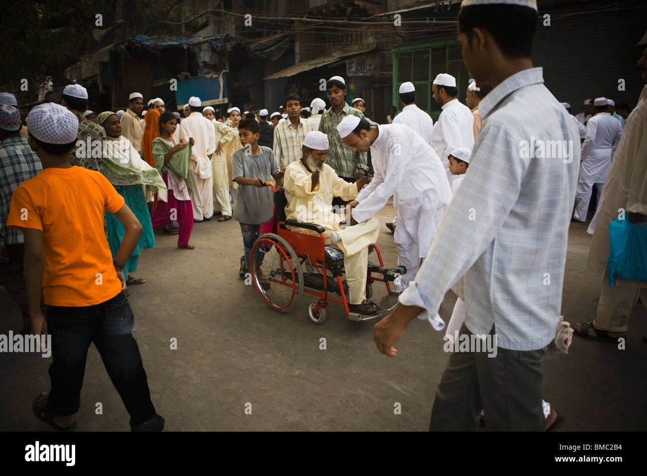Homelessness crowd problems childhood poverty hi-res stock photography ...