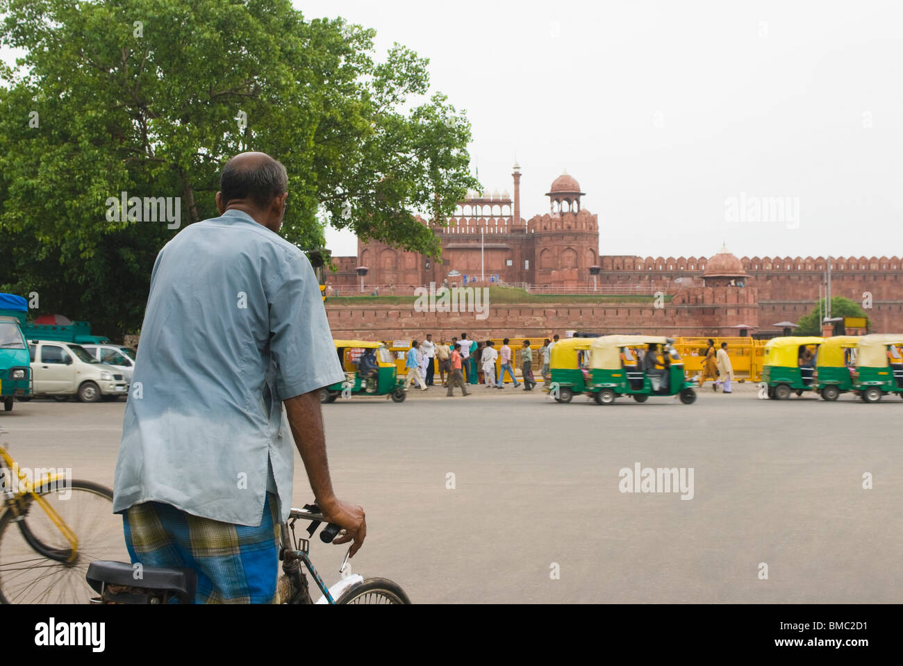 Traffic on the road with a fort in the background, Red Fort, Delhi ...