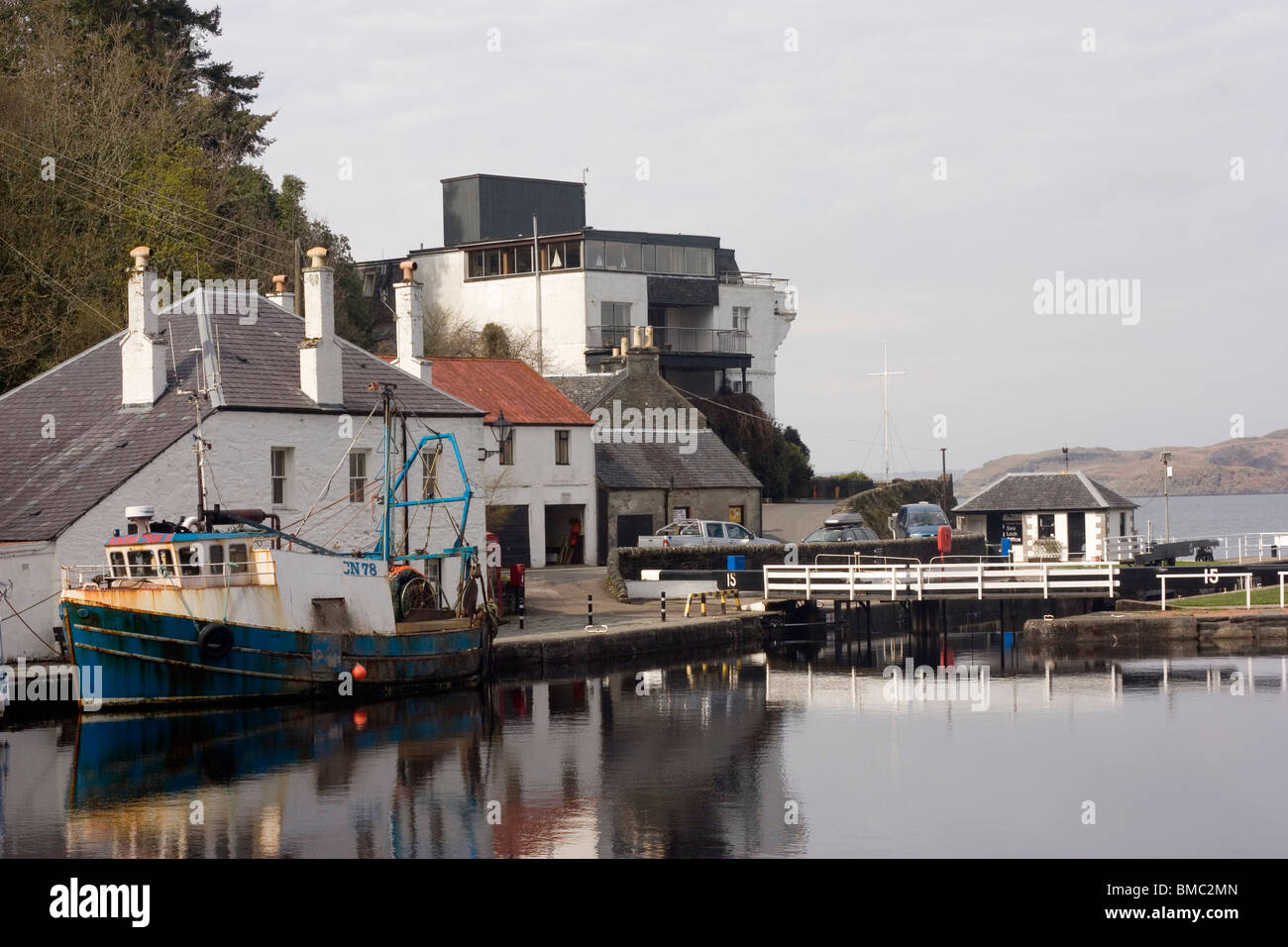 Crinan harbour boats hi-res stock photography and images - Alamy