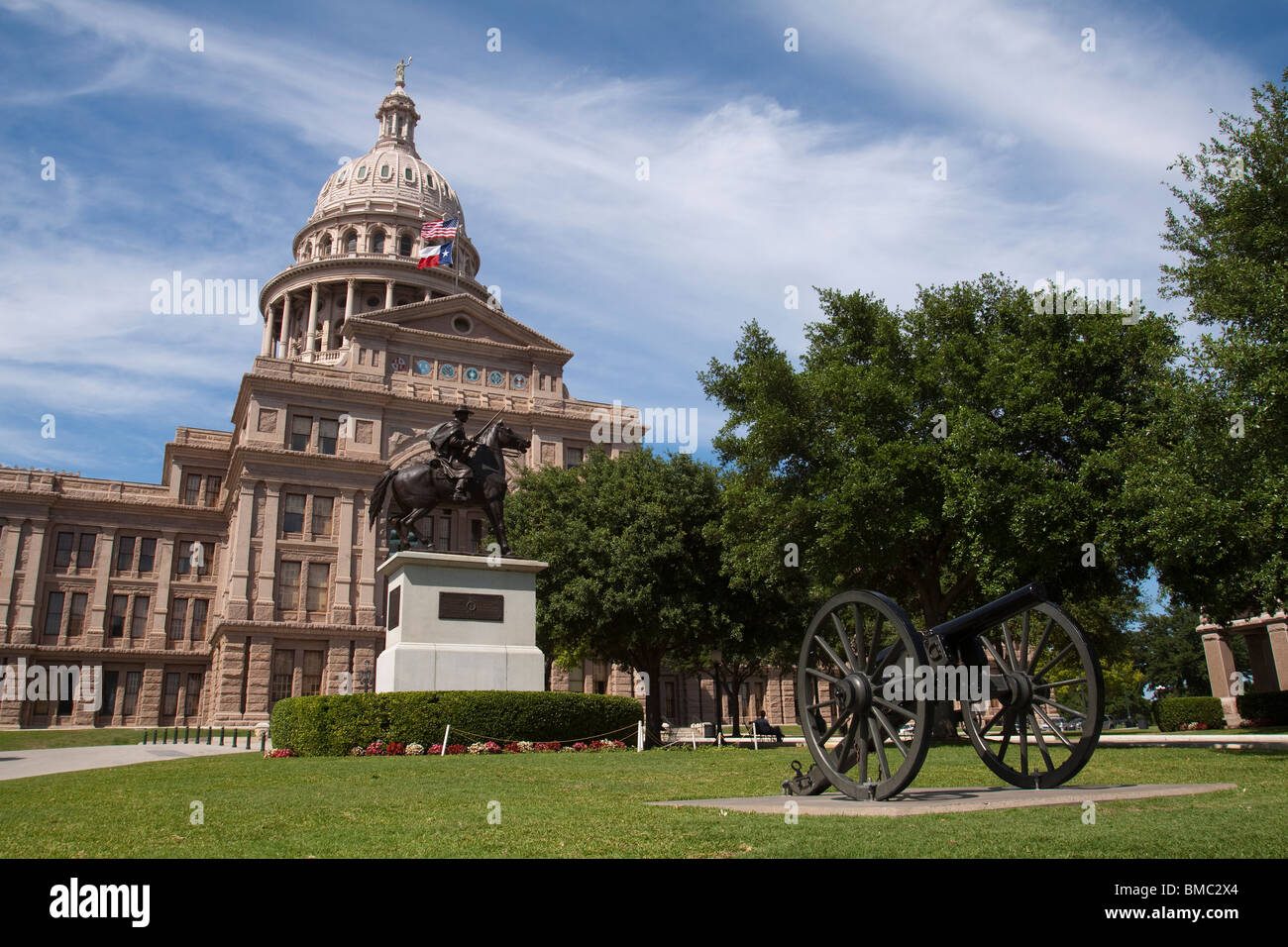 Statues in front building hi-res stock photography and images - Alamy